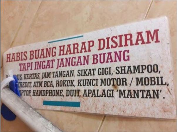 8 Pesan peringatan lucu di toilet umum, bikin nggak jadi kebelet | KASKUS