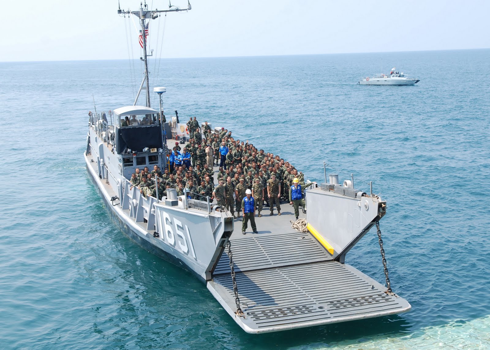 Antara kapal, LST dengan LPD / LHD apa untung rugi dlm konteks operasi ...