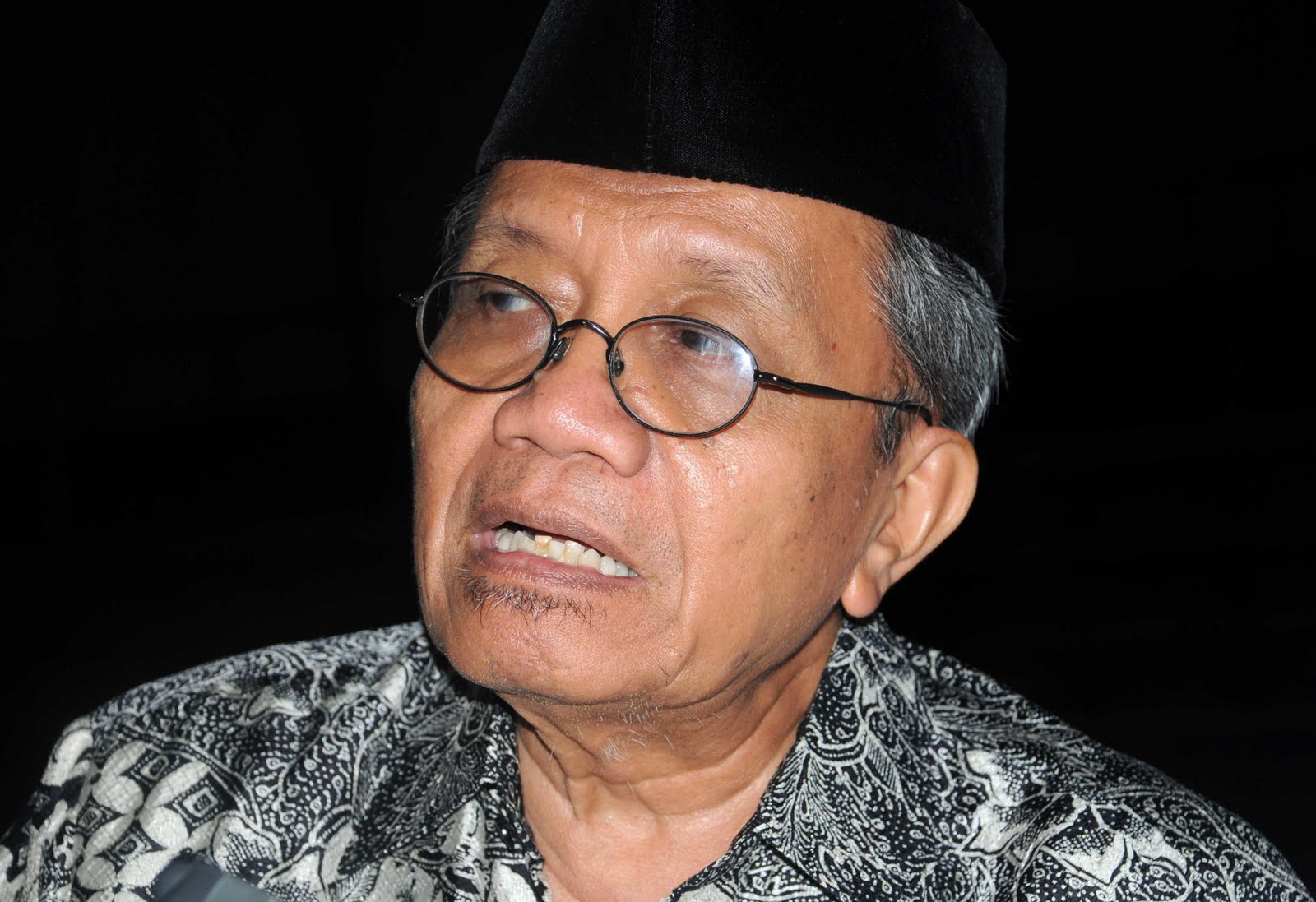 Mengenal lebih dekat Sosok Taufiq Ismail, Sastrawan legendaris ...