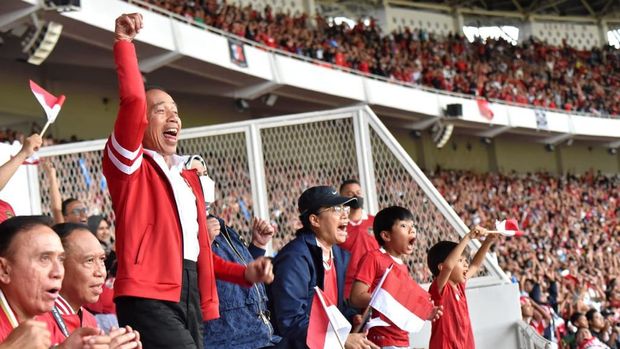 Ekspresi Semringah Jokowi Saat Nonton Indonesia Vs Thailand di GBK | KASKUS