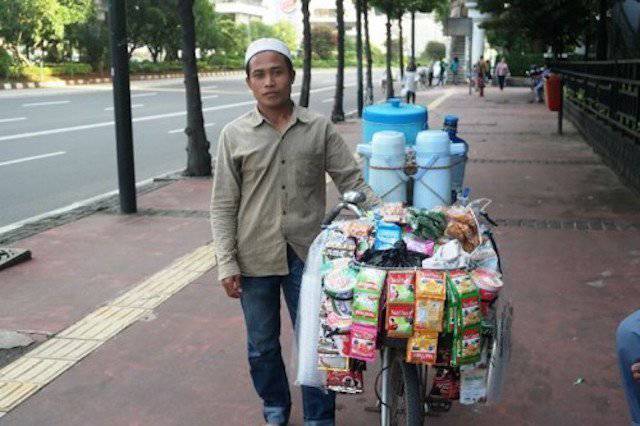 7 Pedagang Makanan yang Selalu Muncul di Kemacetan Jakarta | KASKUS